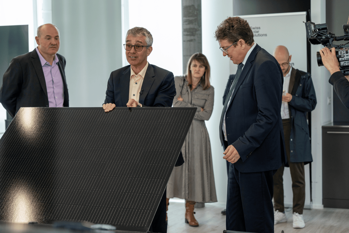 Bundesrat Albert Rösti besucht die neue Produktion der 3S in Worb